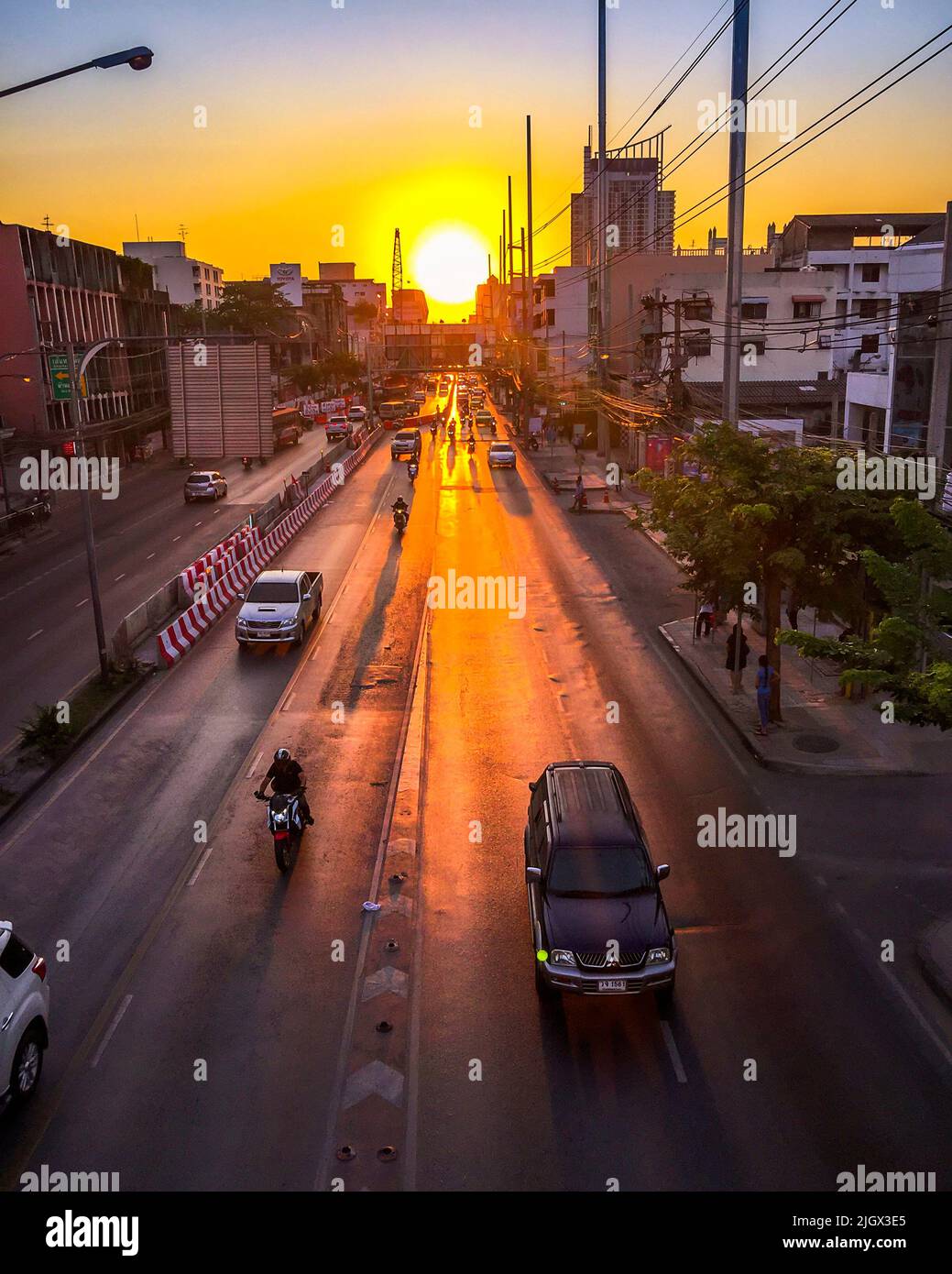 Bangkok traffic sun hi-res stock photography and images - Alamy