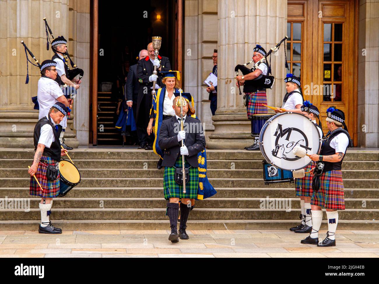 Abertay university summer graduation ceremony hi-res stock photography ...