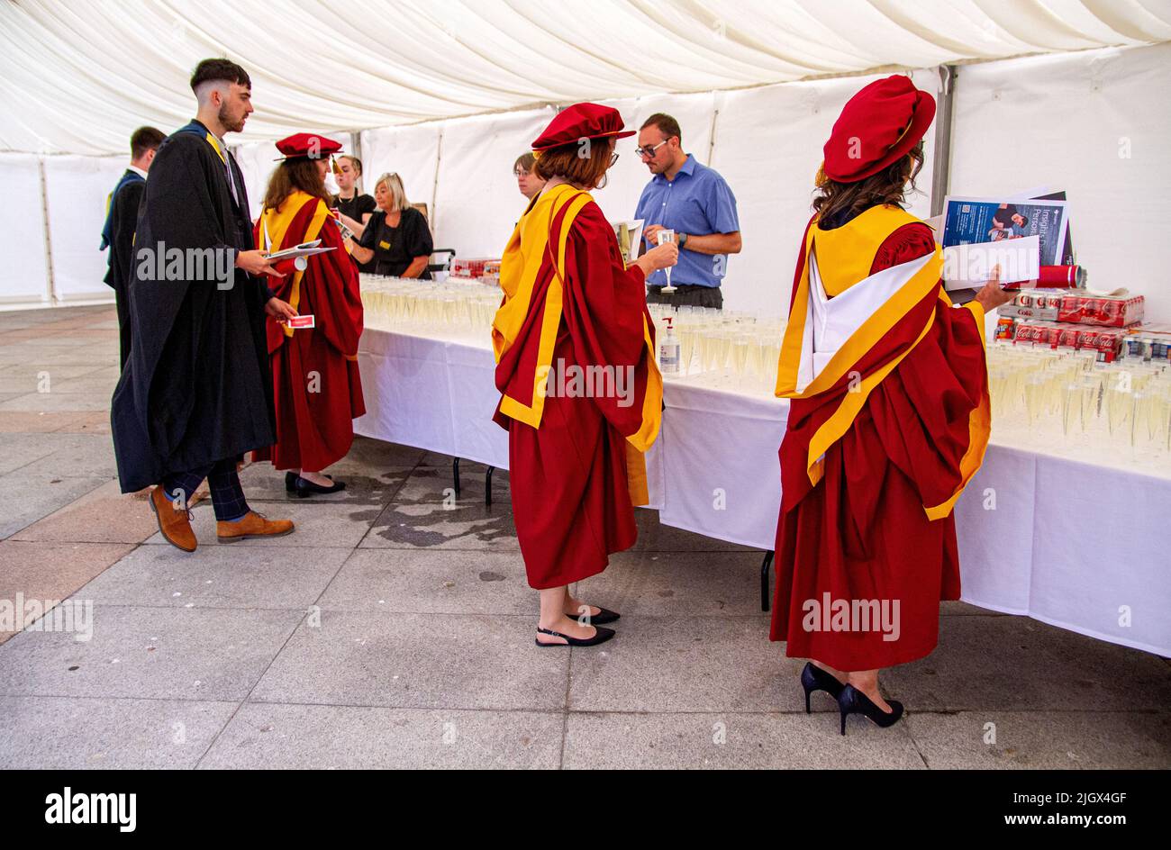 Abertay university summer graduation ceremony hi-res stock photography ...