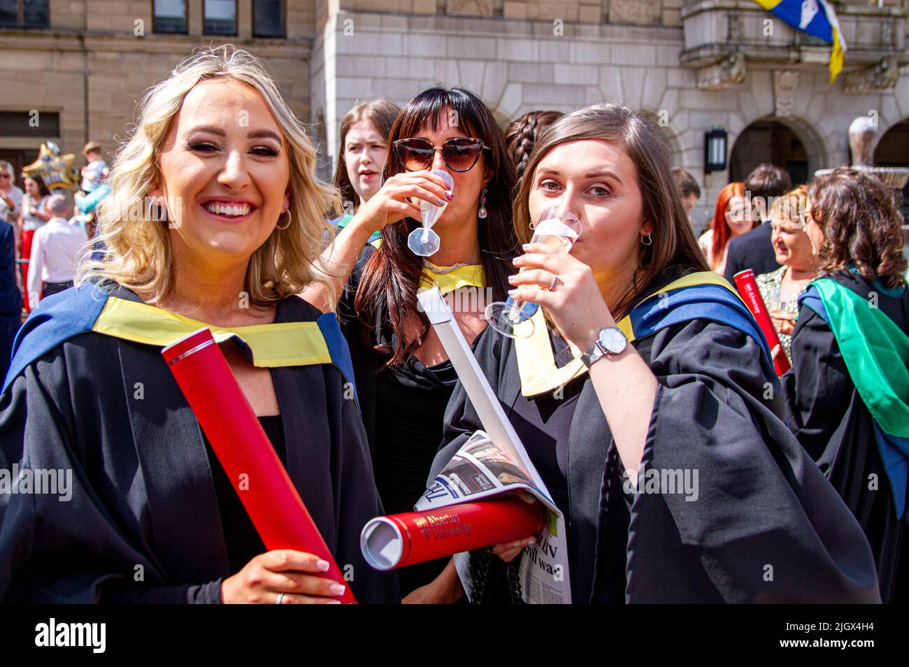 Abertay university summer graduation ceremony hi-res stock photography ...