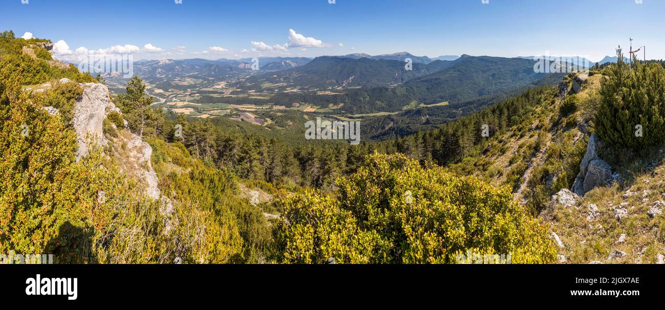 On the plateau of Serre Chauvière you can look over the upper Drôme ...