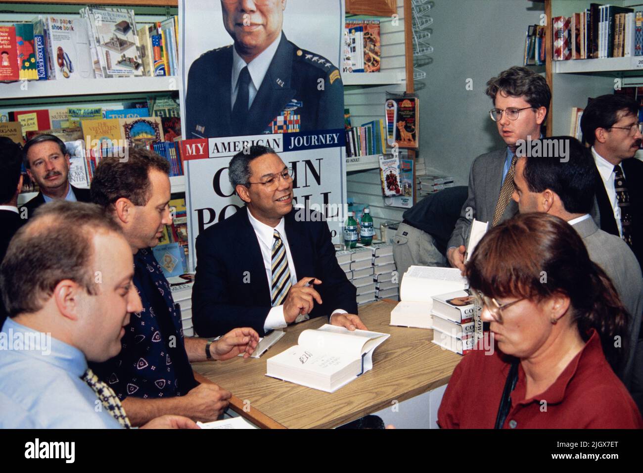 General colin powell signs book hi-res stock photography and images - Alamy