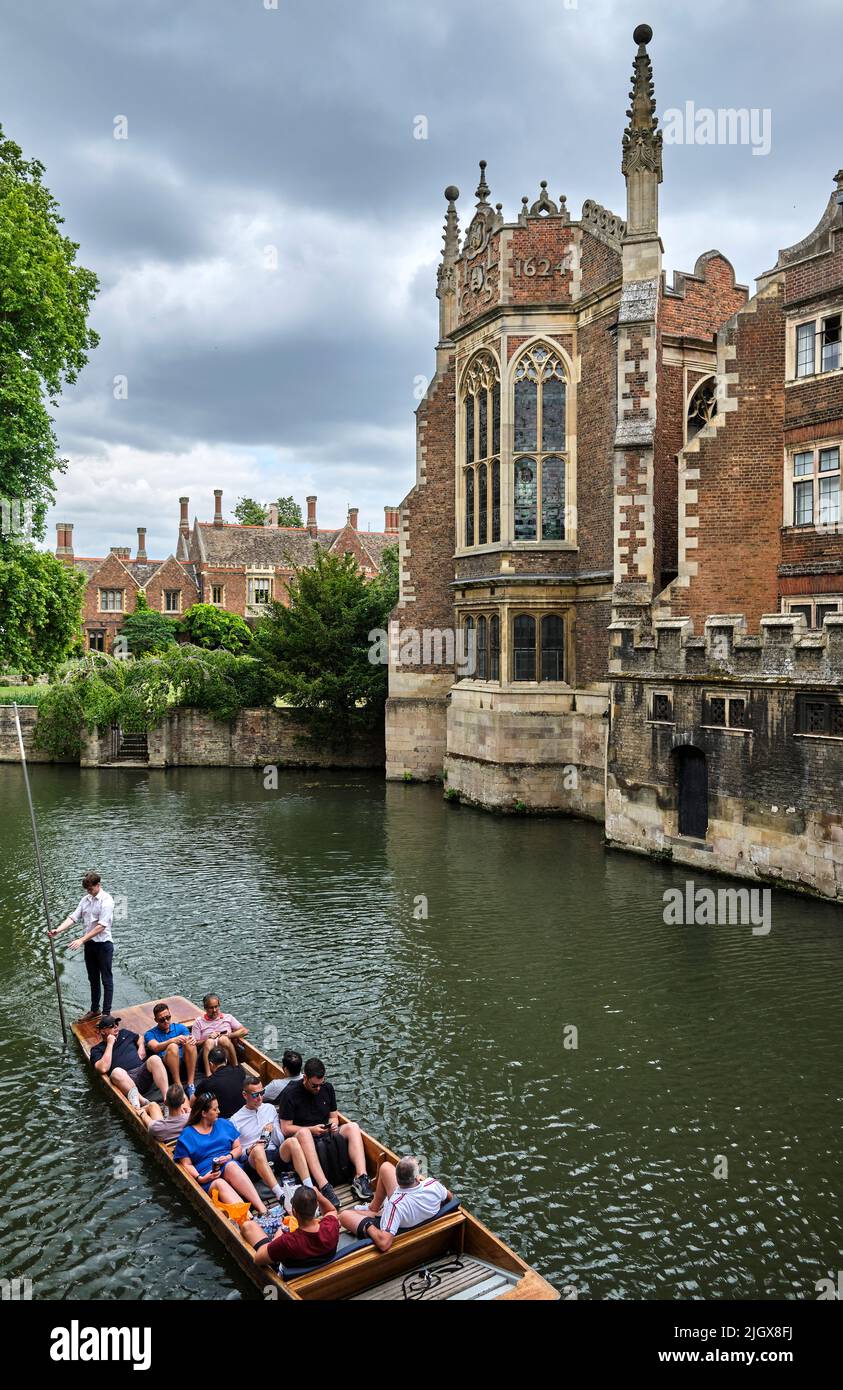 Cambridge, United kingdom - Crossing the Cam river by punting Stock ...