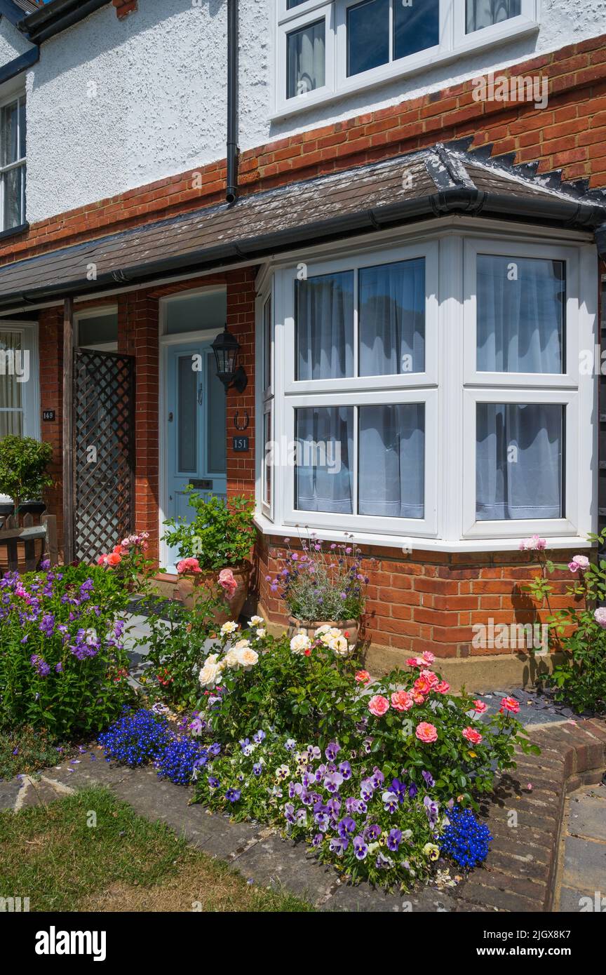 Victorian terrace front garden summer hi-res stock photography and ...
