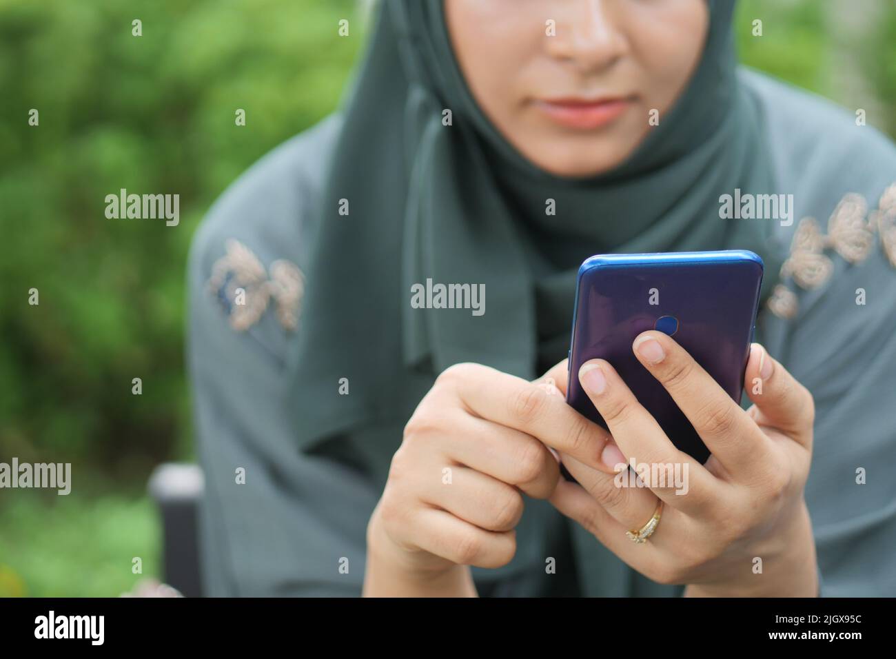 women hand holding smart phone outdoor Stock Photo - Alamy