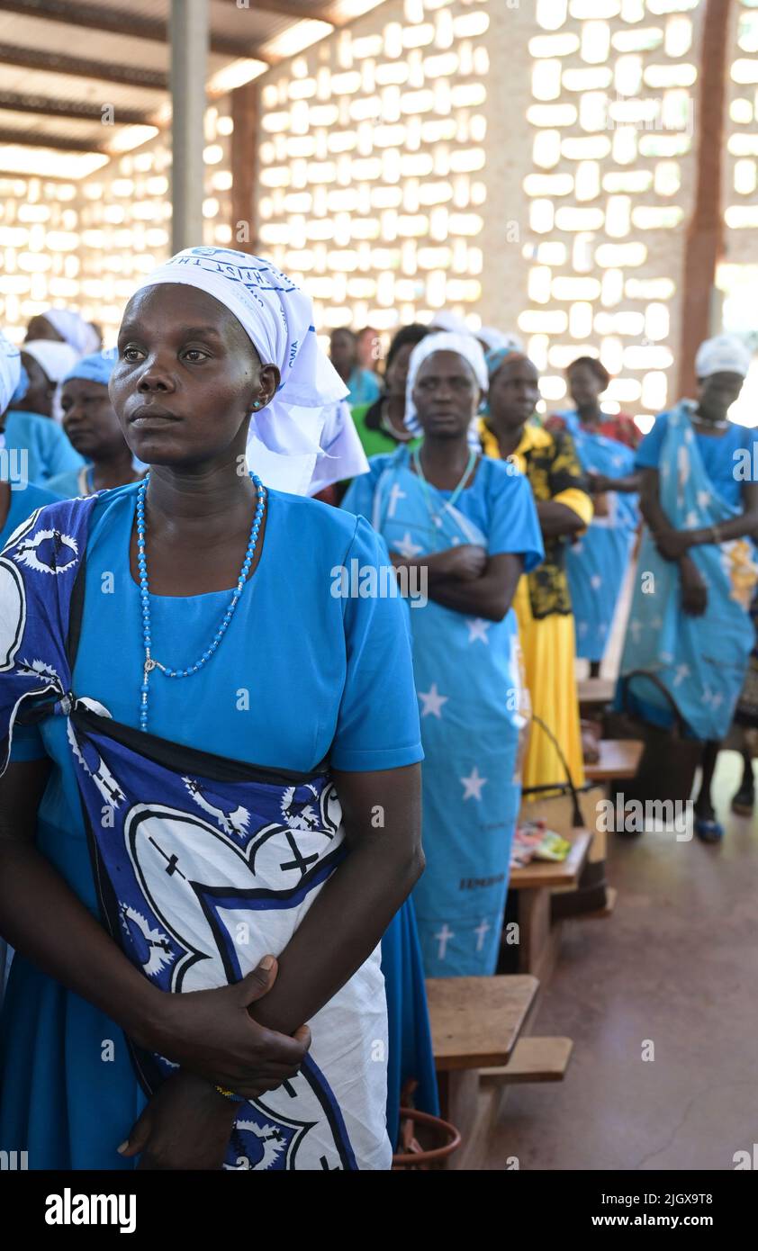 People praying church hi-res stock photography and images - Alamy