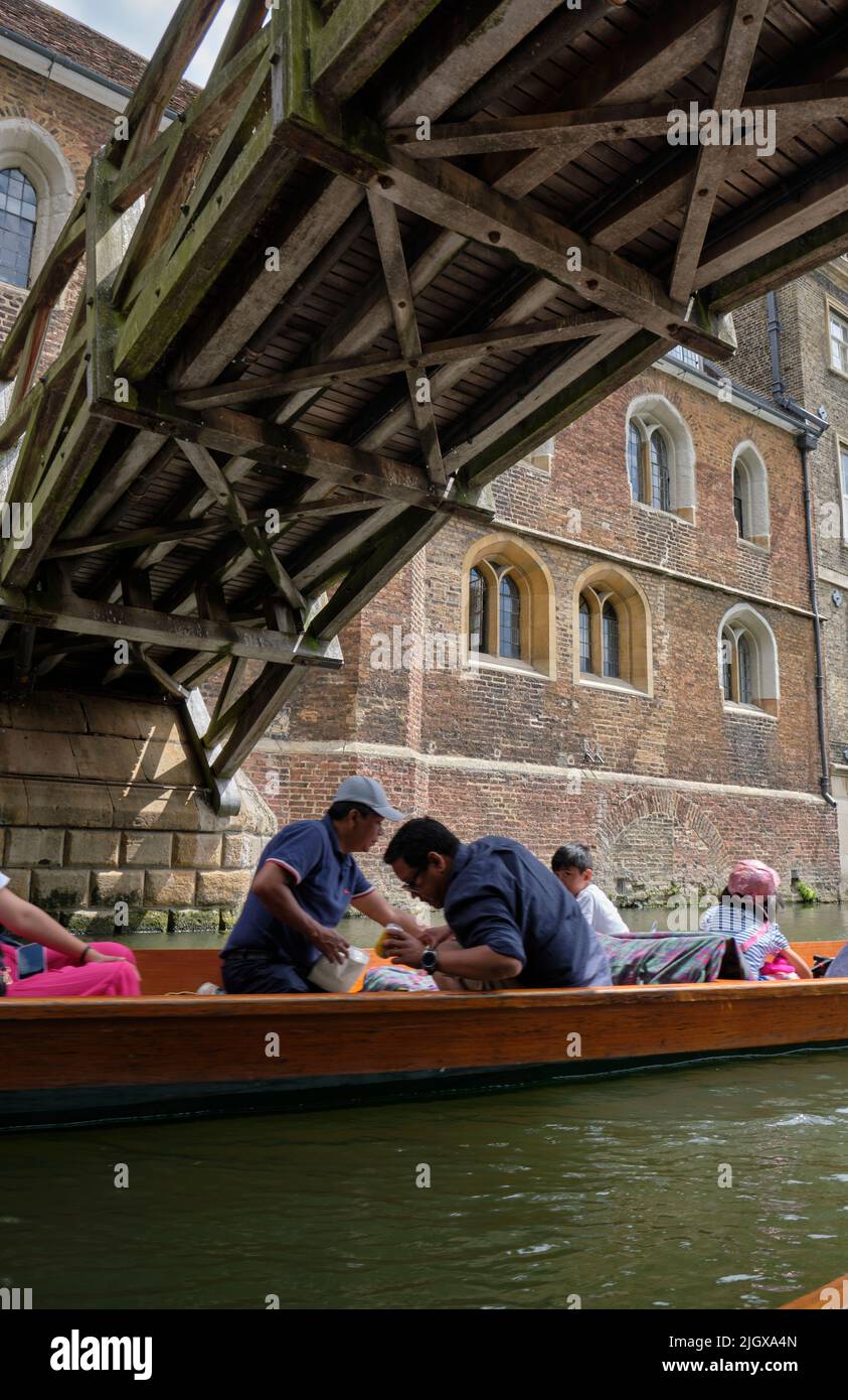 Cambridge, United kingdom - Crossing the Cam river by punting Stock ...