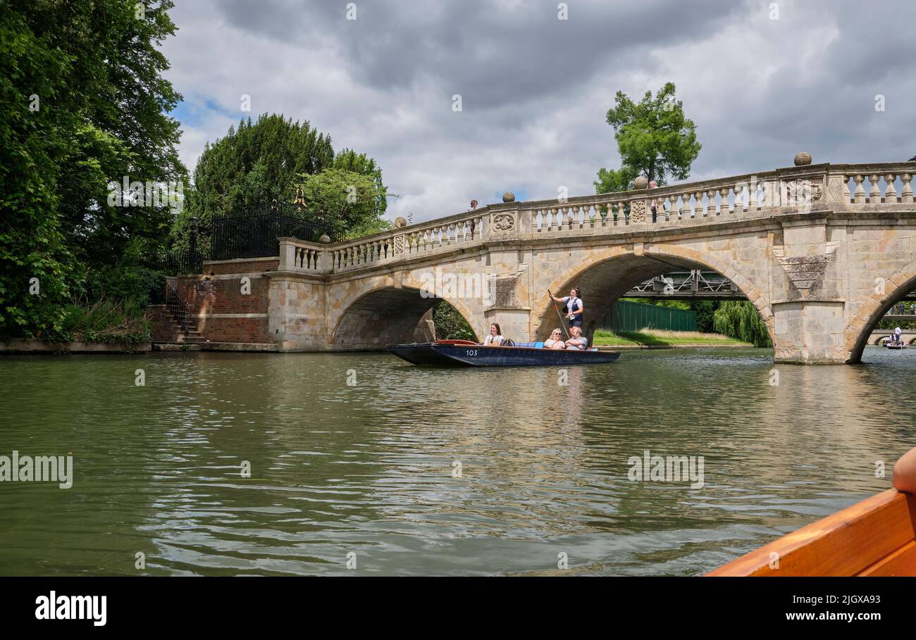 Cambridge, United kingdom - Crossing the Cam river by punting Stock ...