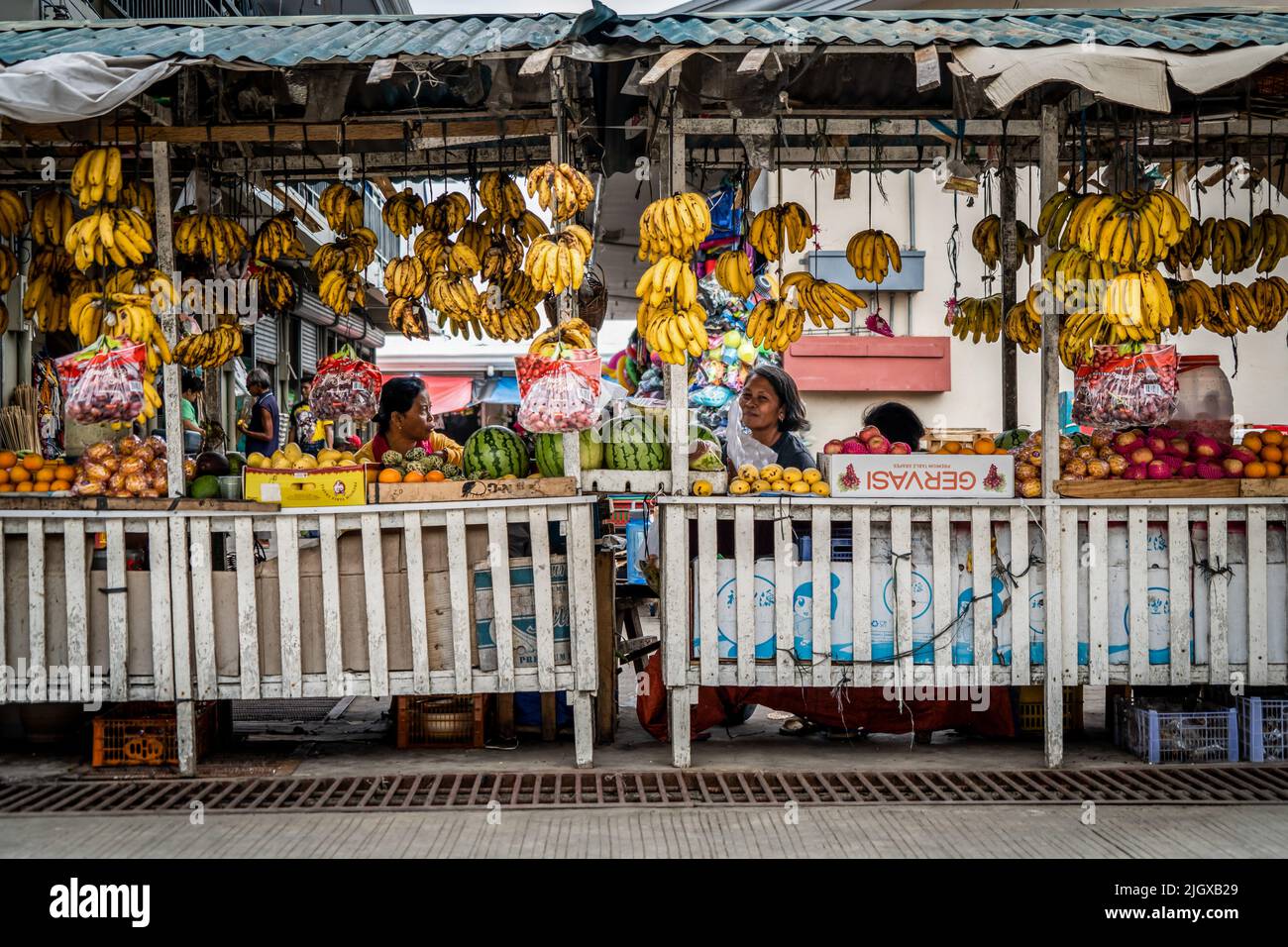 Moalboal, Philippines. 13th July, 2022. Fresh fruit vendors chat ...
