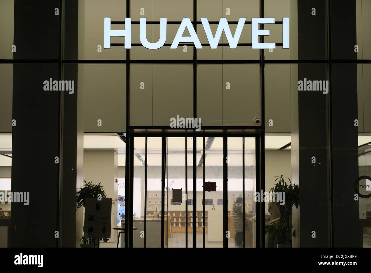 Shanghai,China-Dec.30th 2021: facade of Huawei retail store at night ...