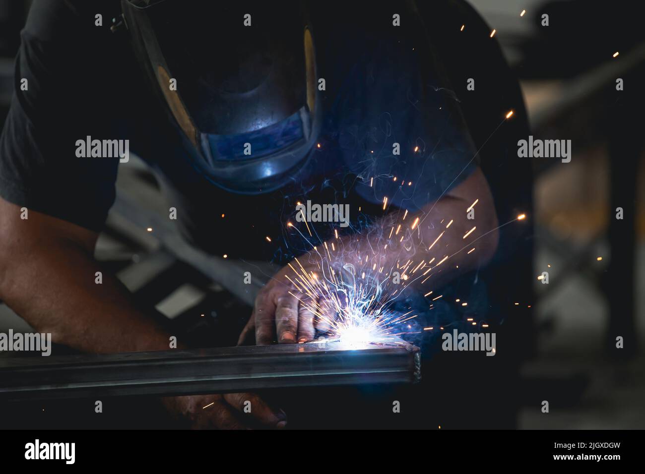 Man wearing welding helmet welding hi-res stock photography and images ...