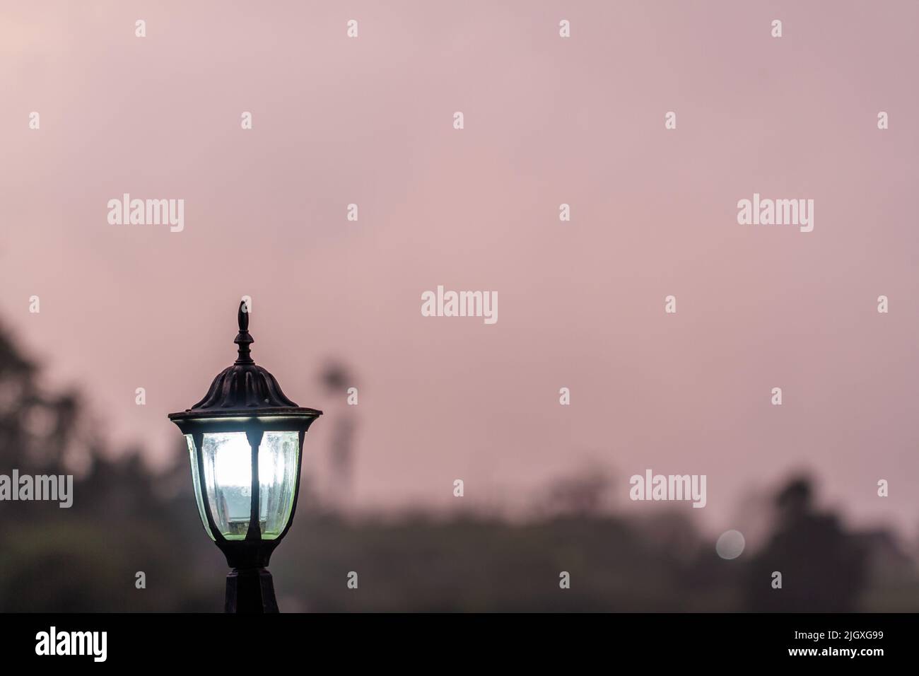 Dark foggy street view hi-res stock photography and images - Alamy