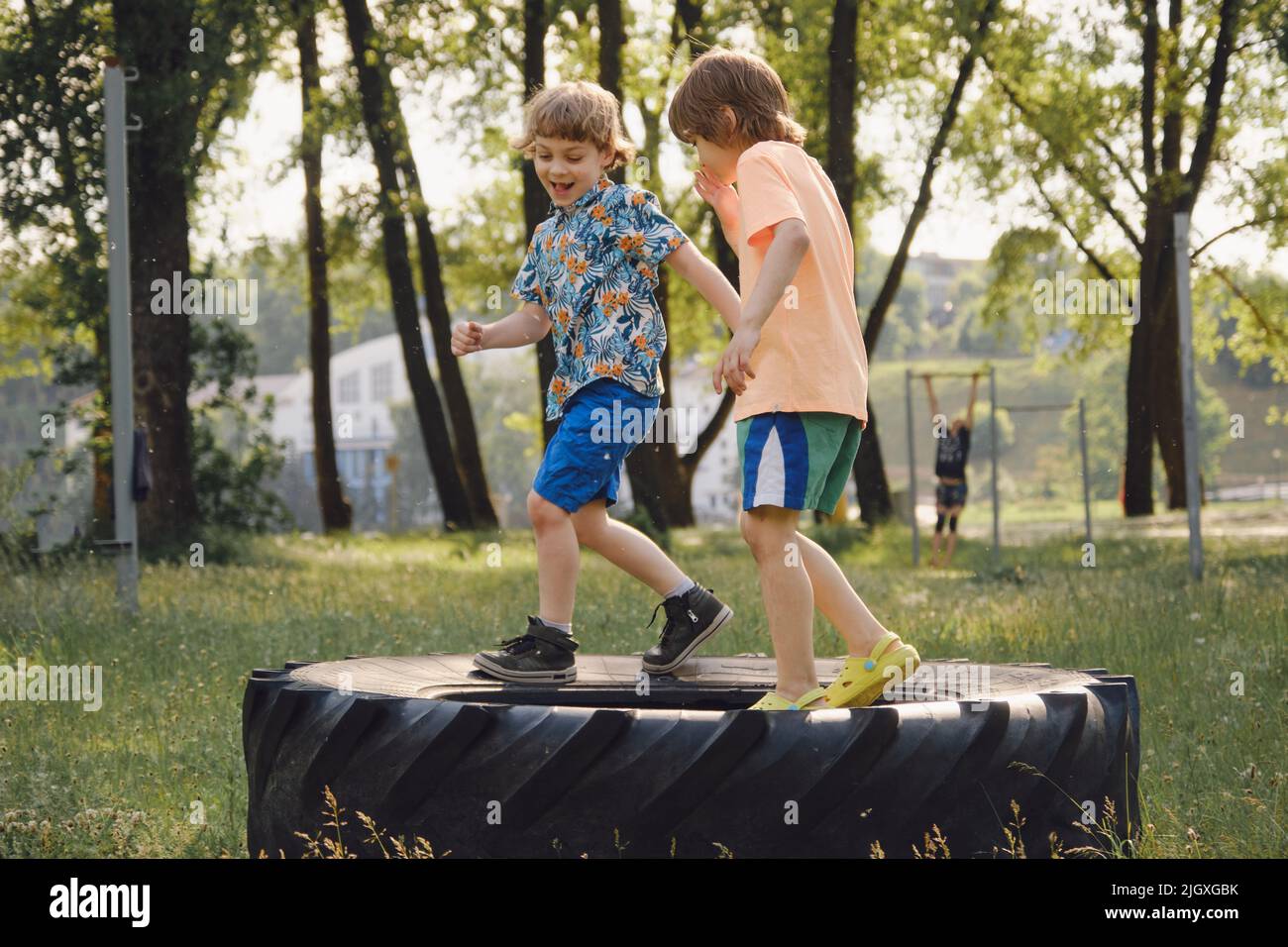 Kids playing summer grass hi-res stock photography and images - Alamy