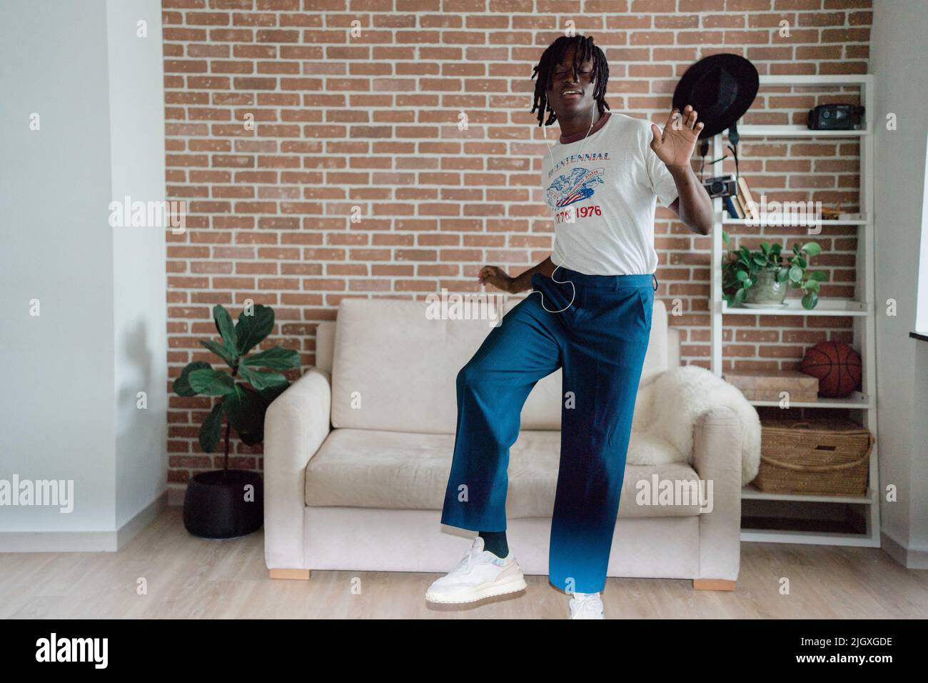 Dancing black man hi-res stock photography and images - Alamy