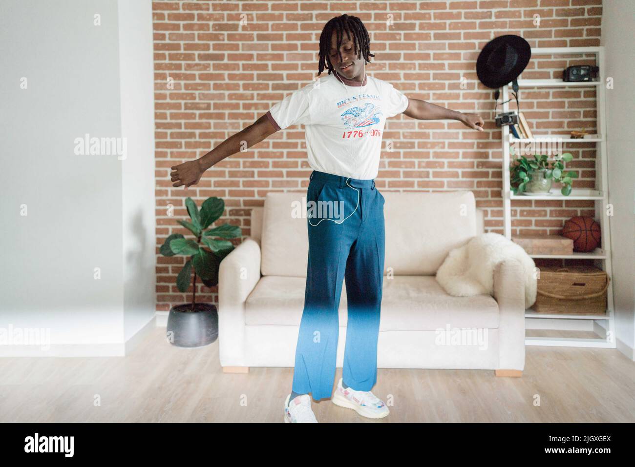 Black guy dancing hi-res stock photography and images - Alamy