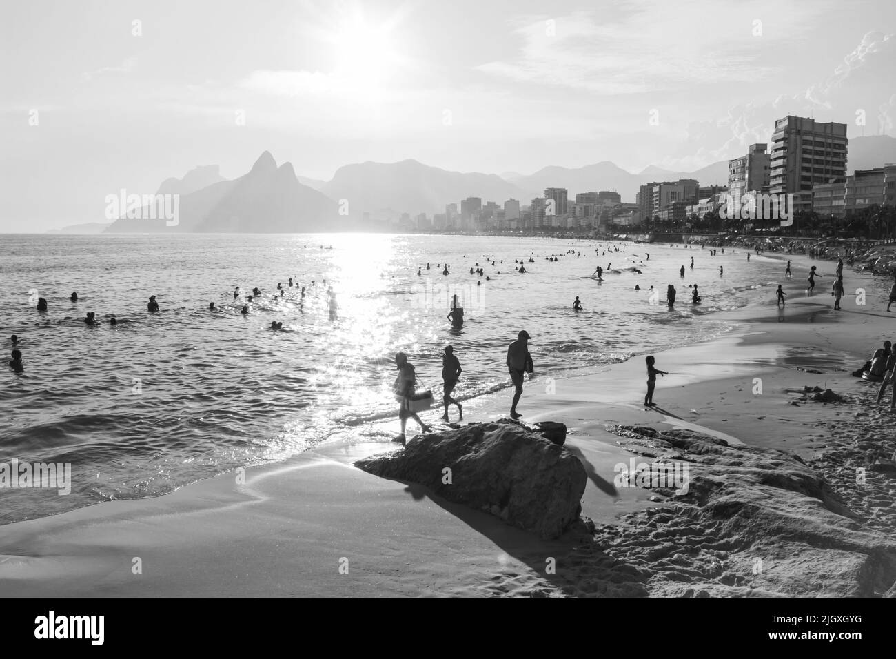 Arpoador beachfront in Rio de Janeiro Stock Photo - Alamy