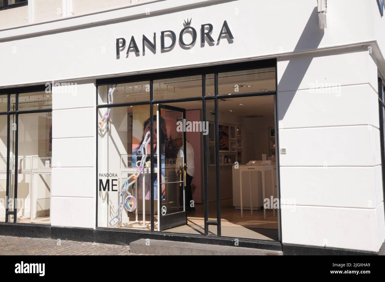 Pandora jewelleery store hi-res stock photography and images - Alamy