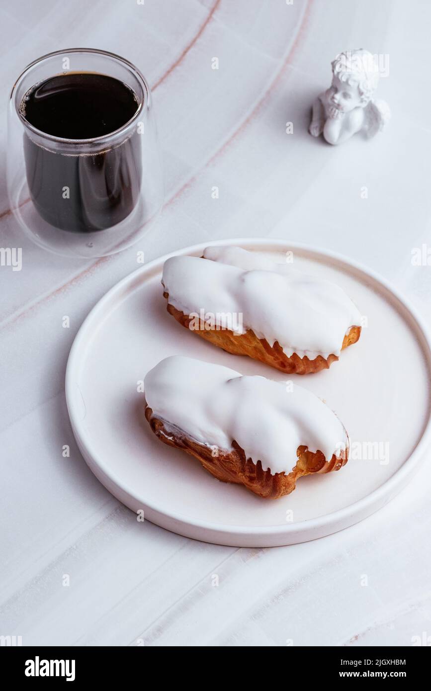 Traditional french chocolate eclair hi-res stock photography and images ...