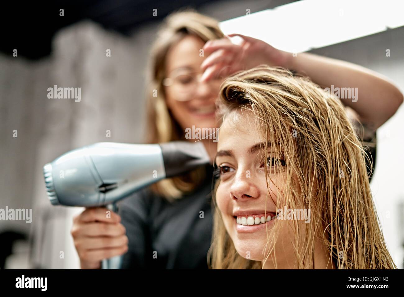 Happy client at the hairdresser Stock Photo - Alamy