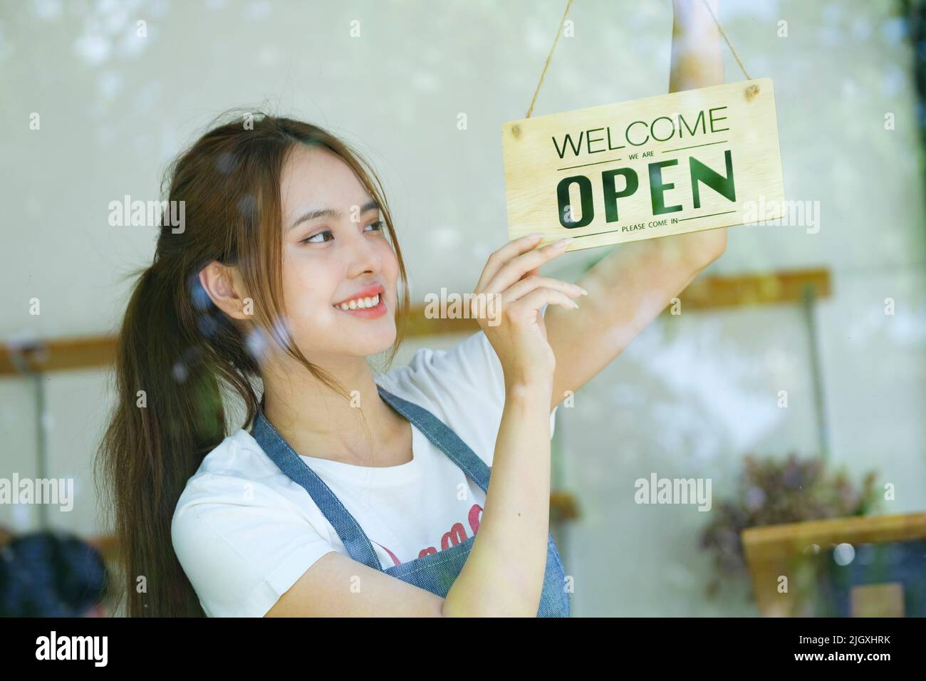 Open early coffee shop hi-res stock photography and images - Alamy
