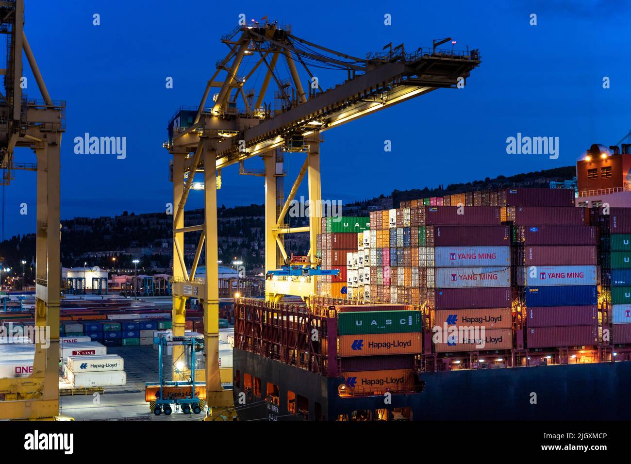 Container carrier hapag hi-res stock photography and images - Alamy