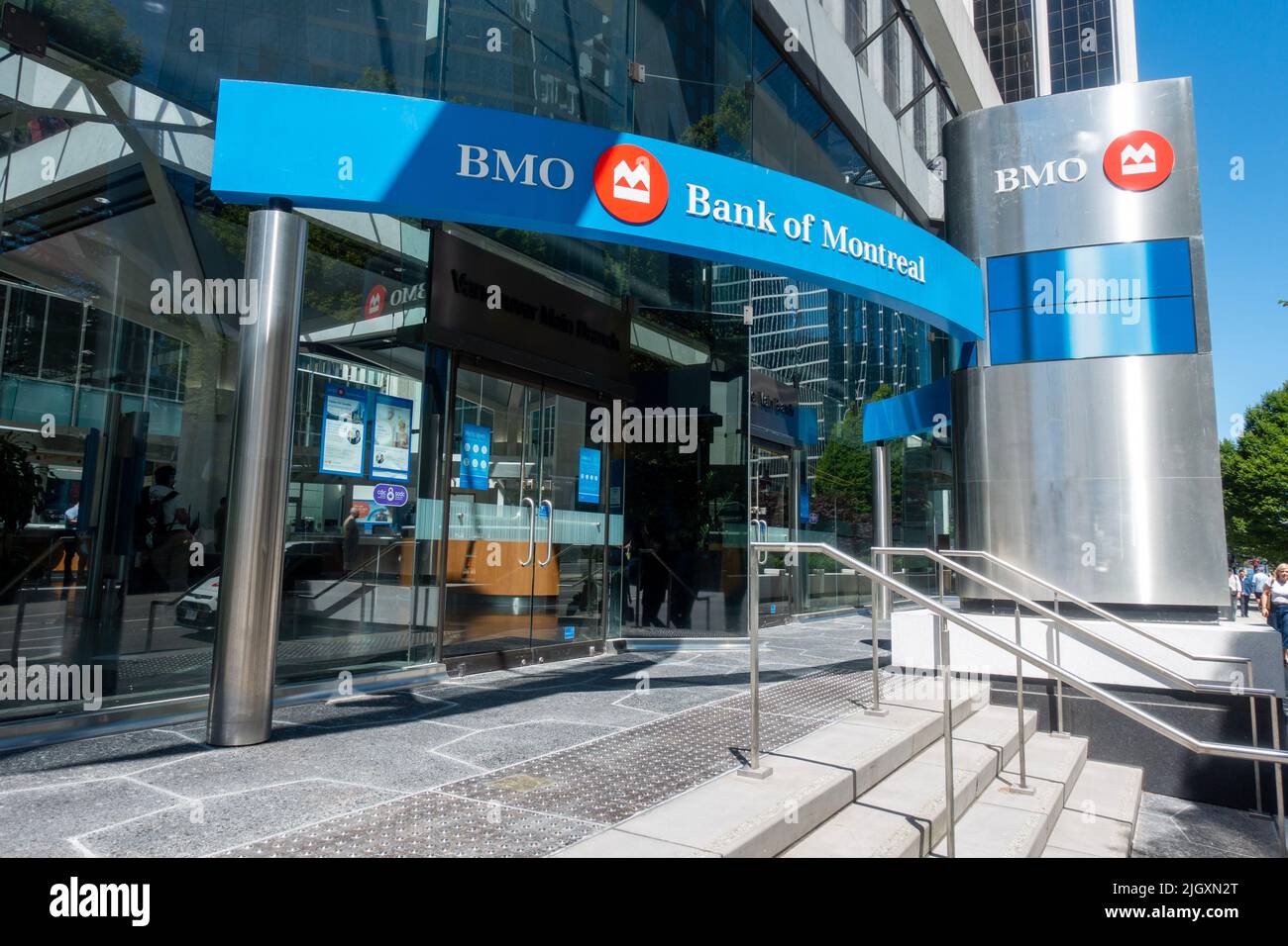 Big bmo bank of montreal office hi-res stock photography and images - Alamy