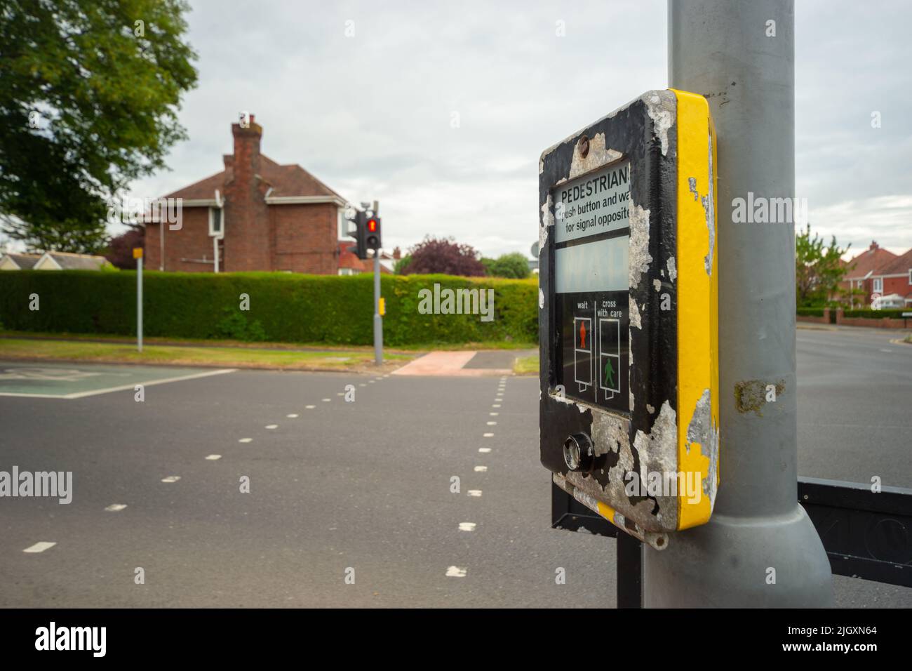 Pedestrian crossing push button box hi-res stock photography and images ...