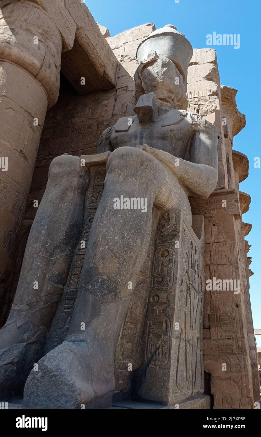 Crumbling statue hi-res stock photography and images - Alamy