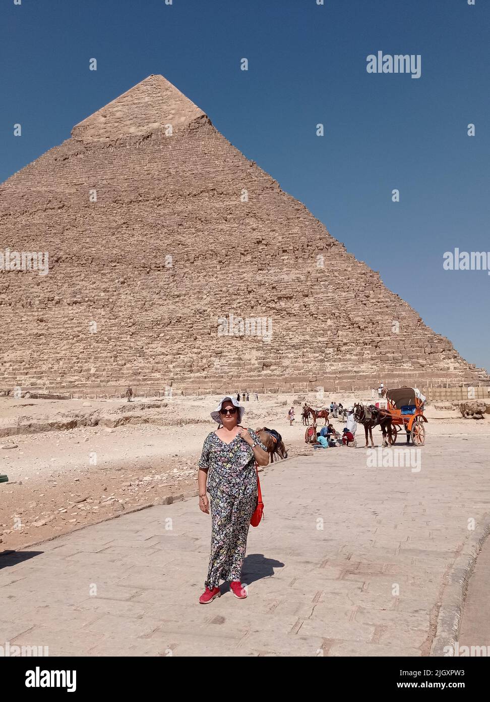 Front of a pyramid hi-res stock photography and images - Alamy