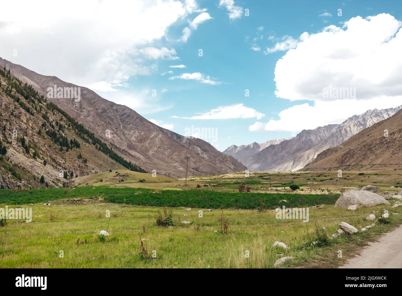 Landscape valley between mountains hi-res stock photography and images ...