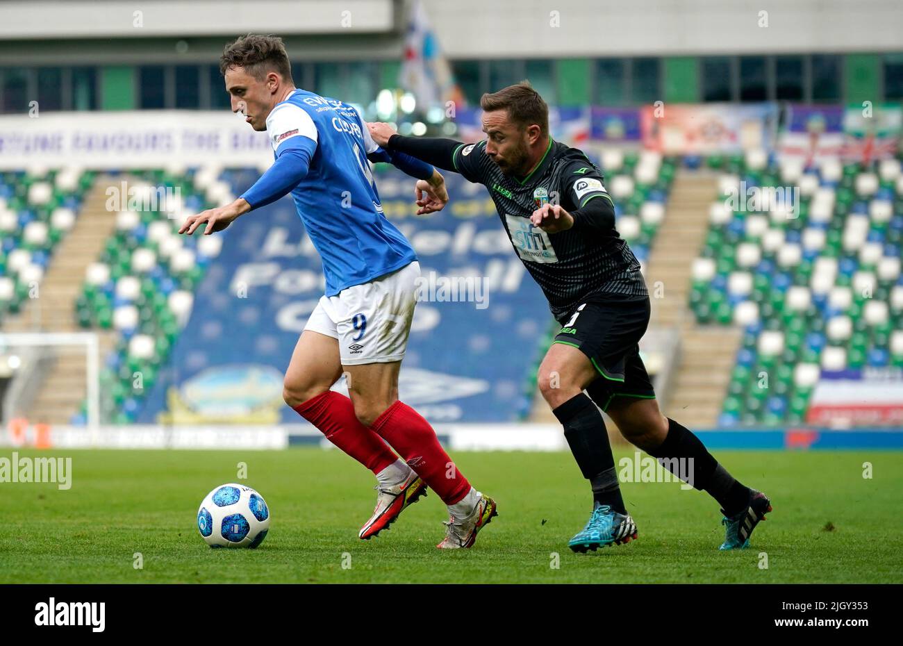 LinfieldÕs Joel Cooper (left) and The New SaintsÕ Jon Routledge battle ...