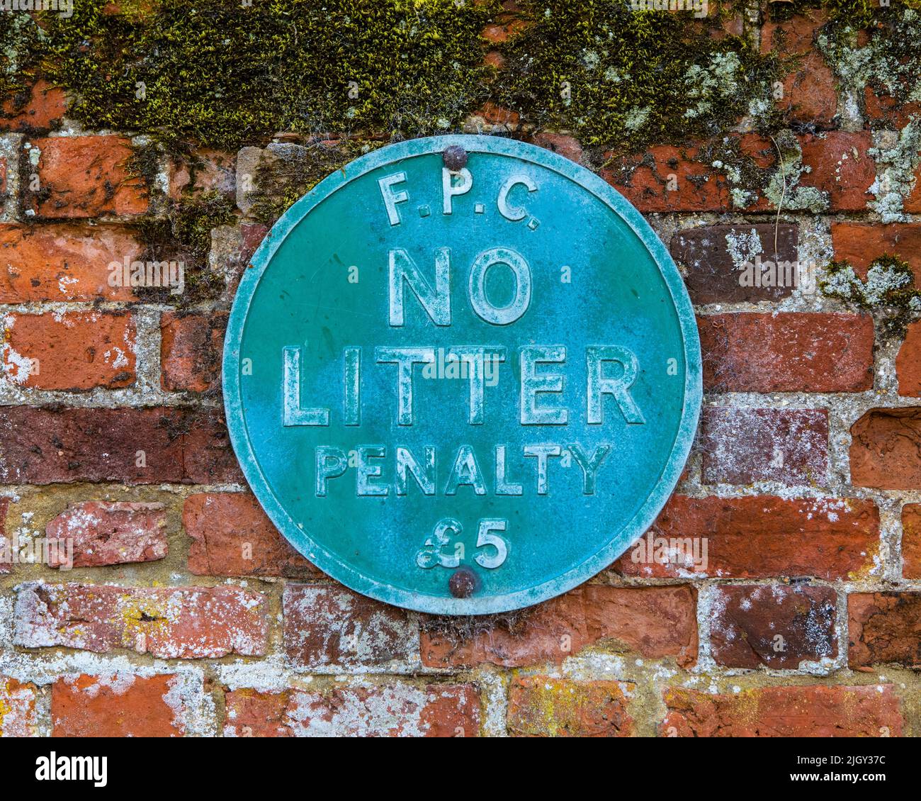 Fine for littering sign hi-res stock photography and images - Alamy