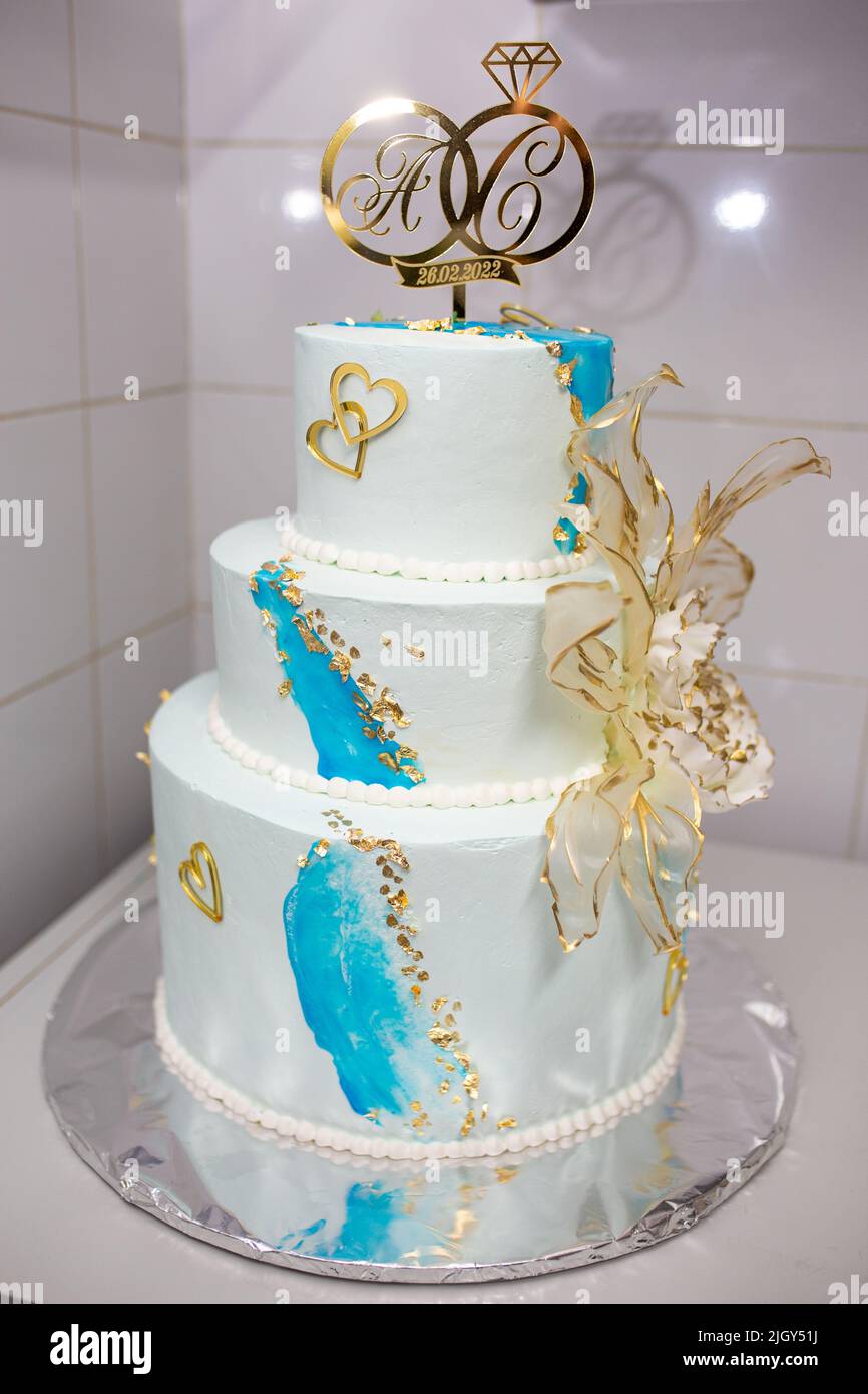 beautiful big cake with gold. festive delicious dessert Stock Photo - Alamy