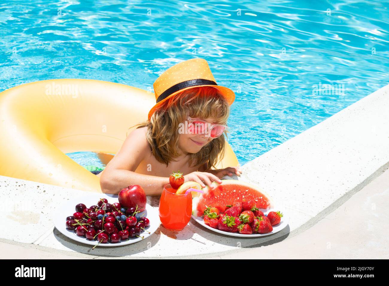 Kids at swimming pool hi-res stock photography and images - Alamy