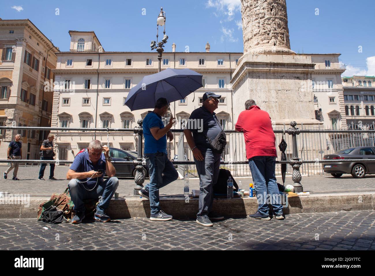 Four people in protest chained themselves in front of Palazzo Chigi ...