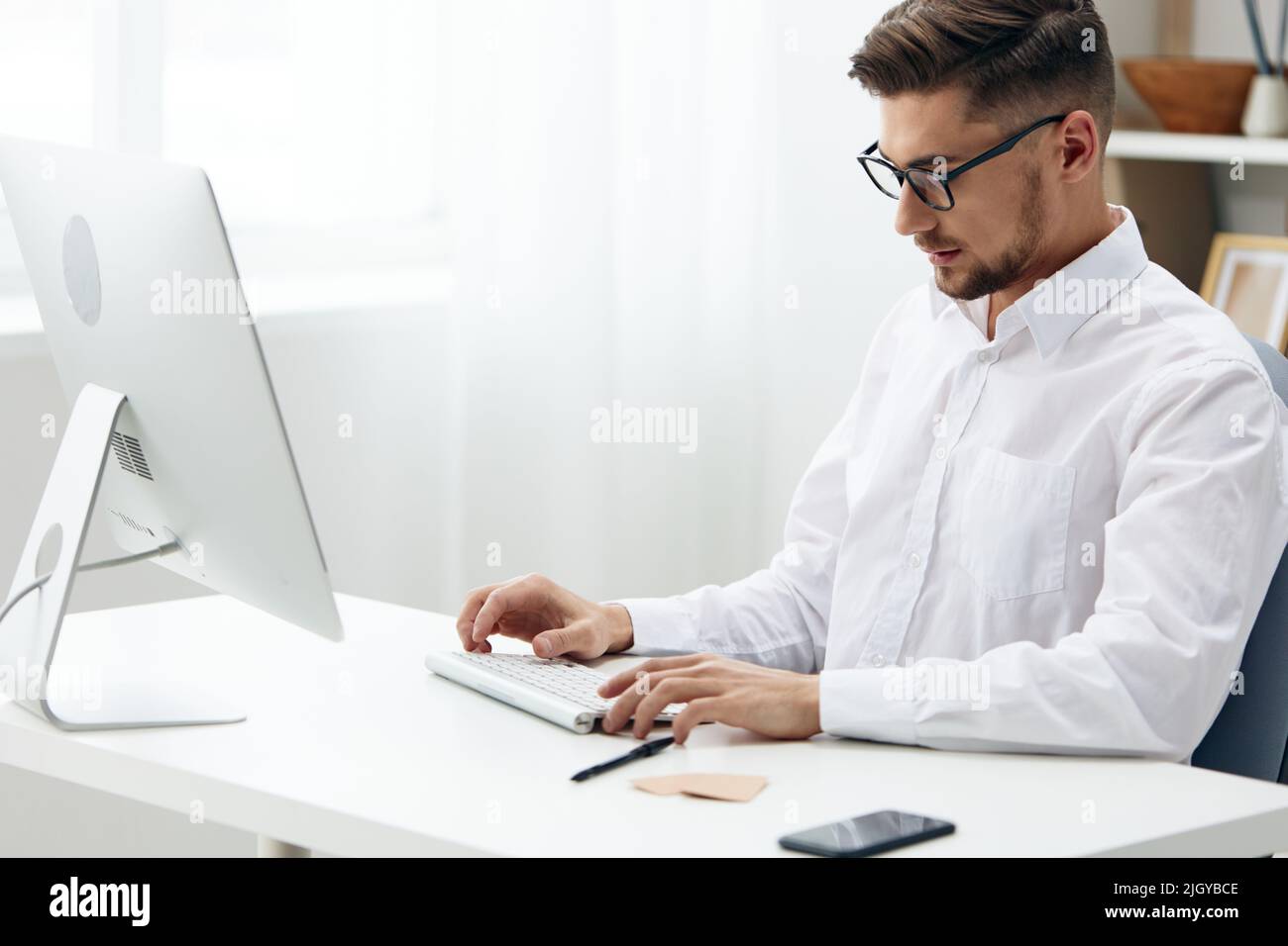 businessmen wearing glasses sits at a desk office worked executive Stock Photo - Alamy