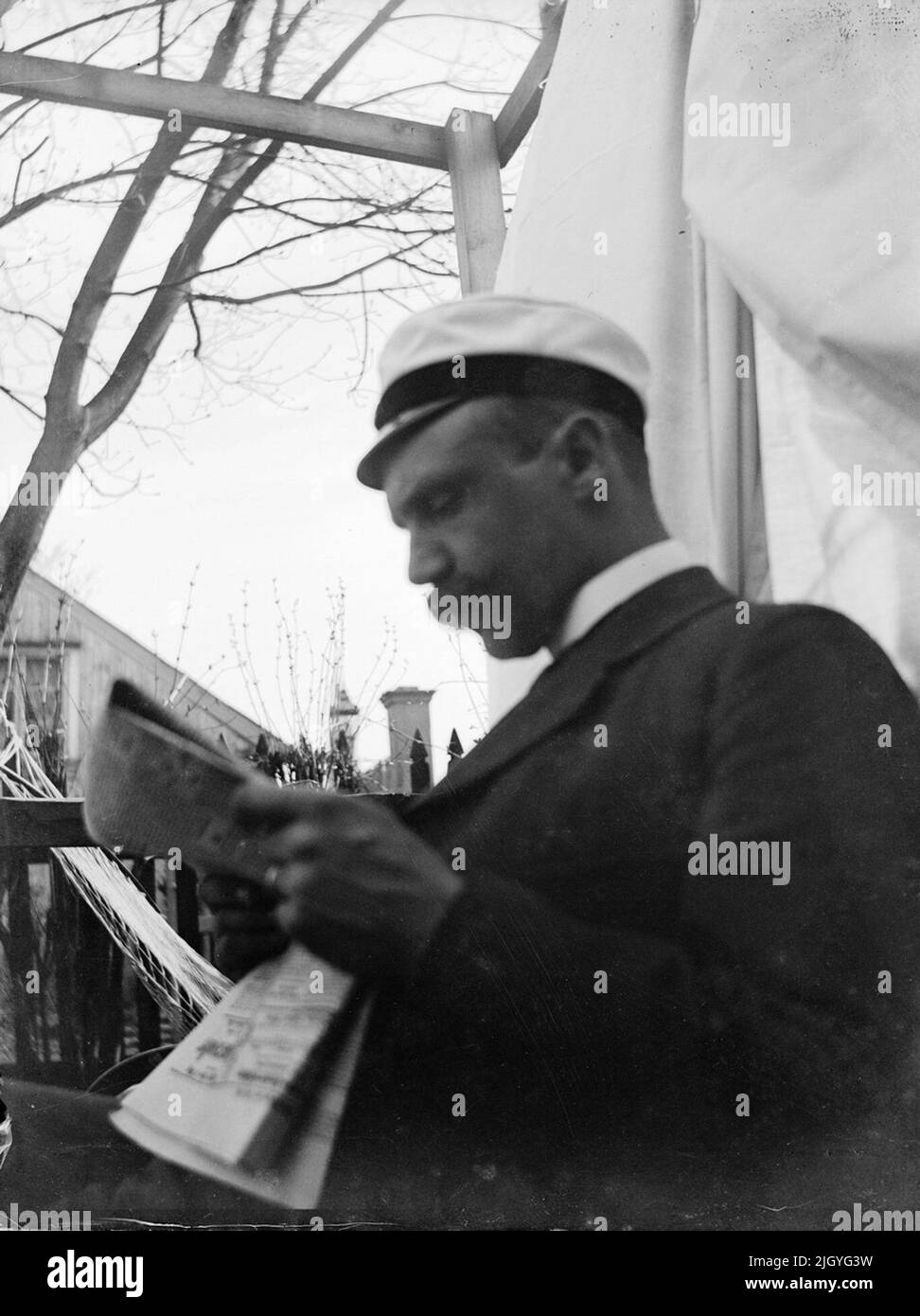 Ruben Liljefors reads the newspaper, neighborhood Edda, Svartbäcksgatan ...