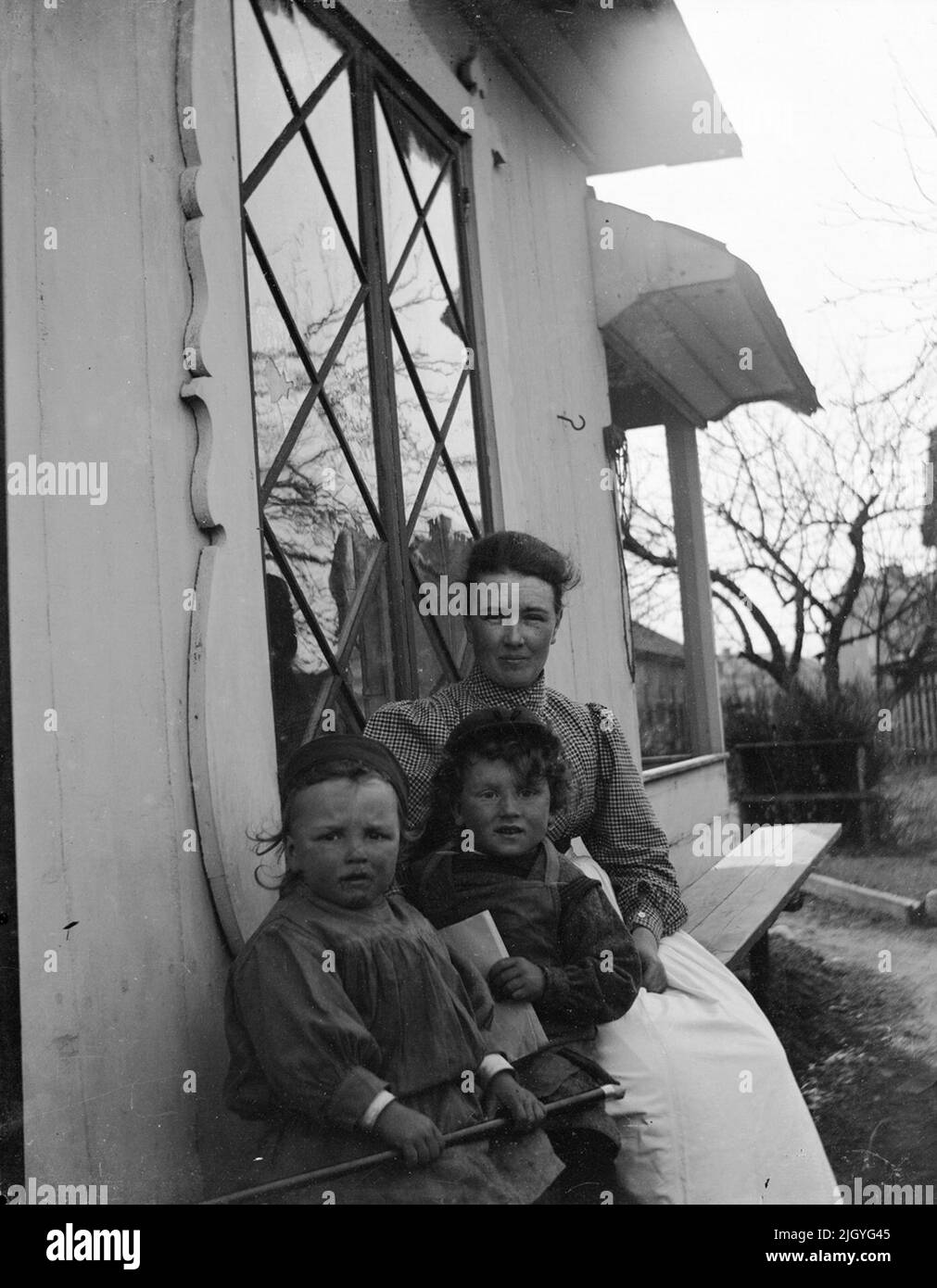 Elin Liljefors with the children Ivar and Olle, the neighborhood Edda ...