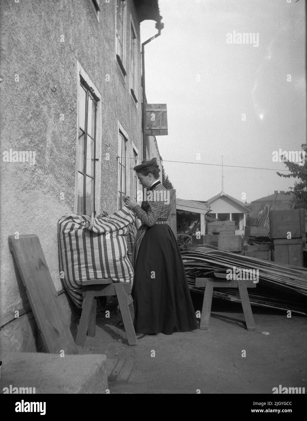 Elin Liljefors sews on a Bolster, Svartbäcksgatan 37, block Edda ...