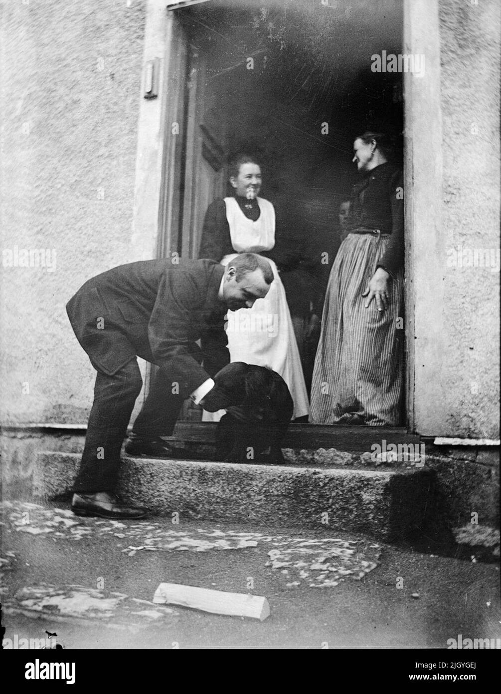 Ruben and Elin Liljefors, the dog Jack, and Lova, Svartbäcksgatan 37 ...