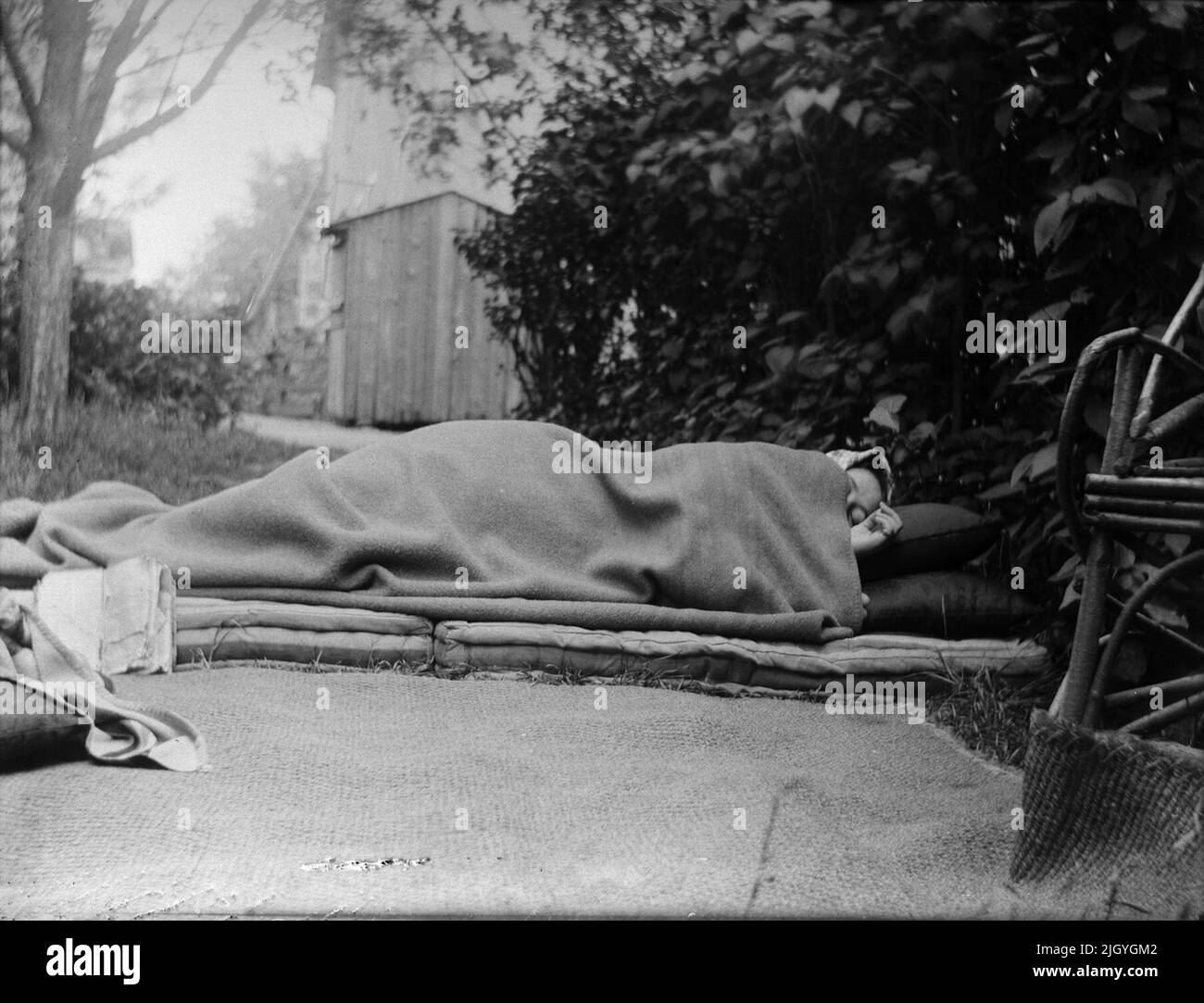 Elin Liljefors sleeping in the garden, Svartbäcksgatan 37, neighborhood ...
