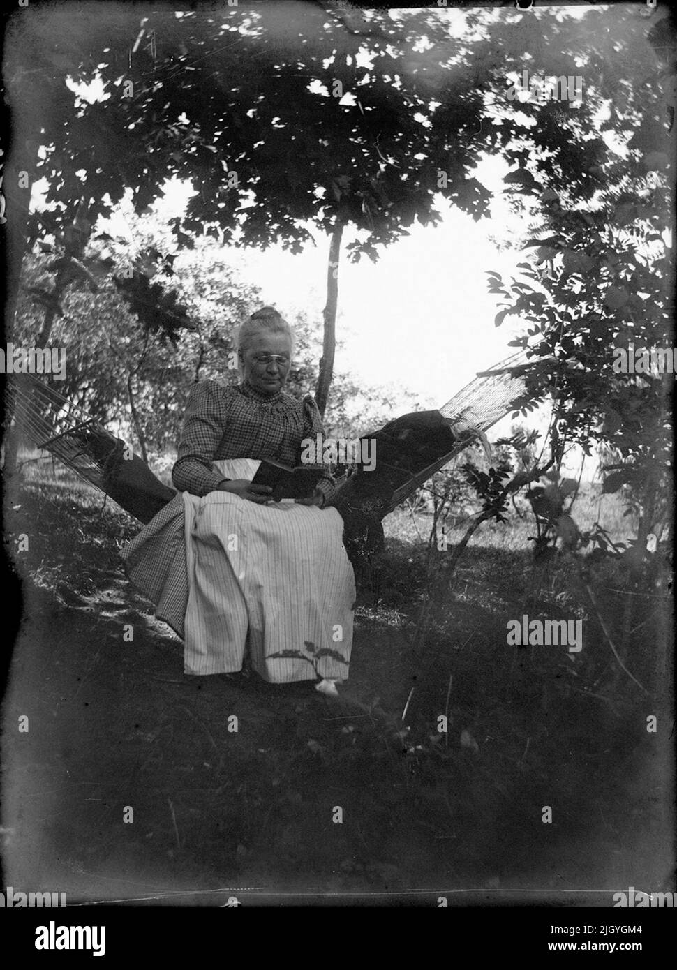 Carolina Widerbäck in the hammock, Svartbäcksgatan 35, block Edda ...