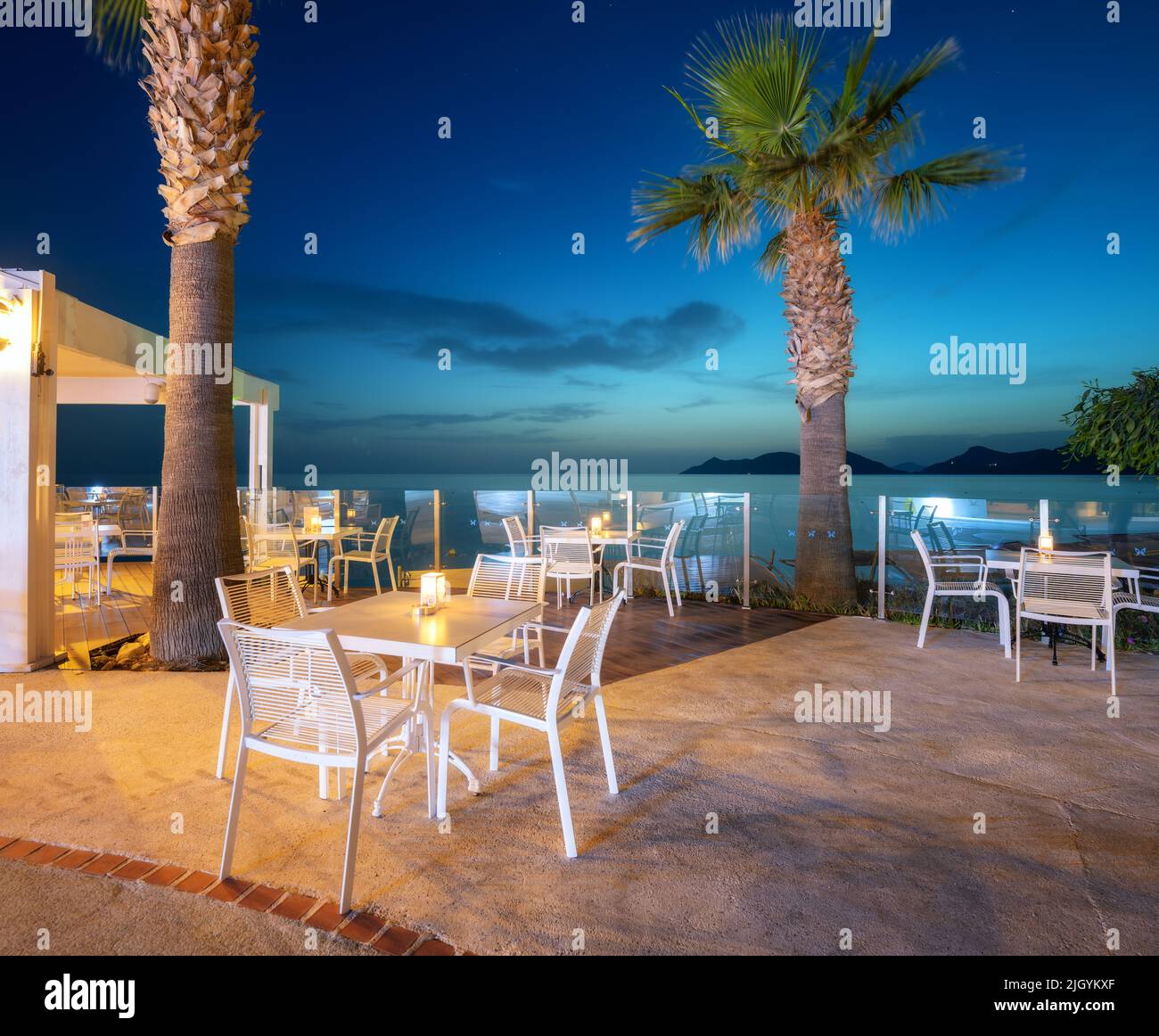 Cafe exterior table chairs hi-res stock photography and images - Alamy