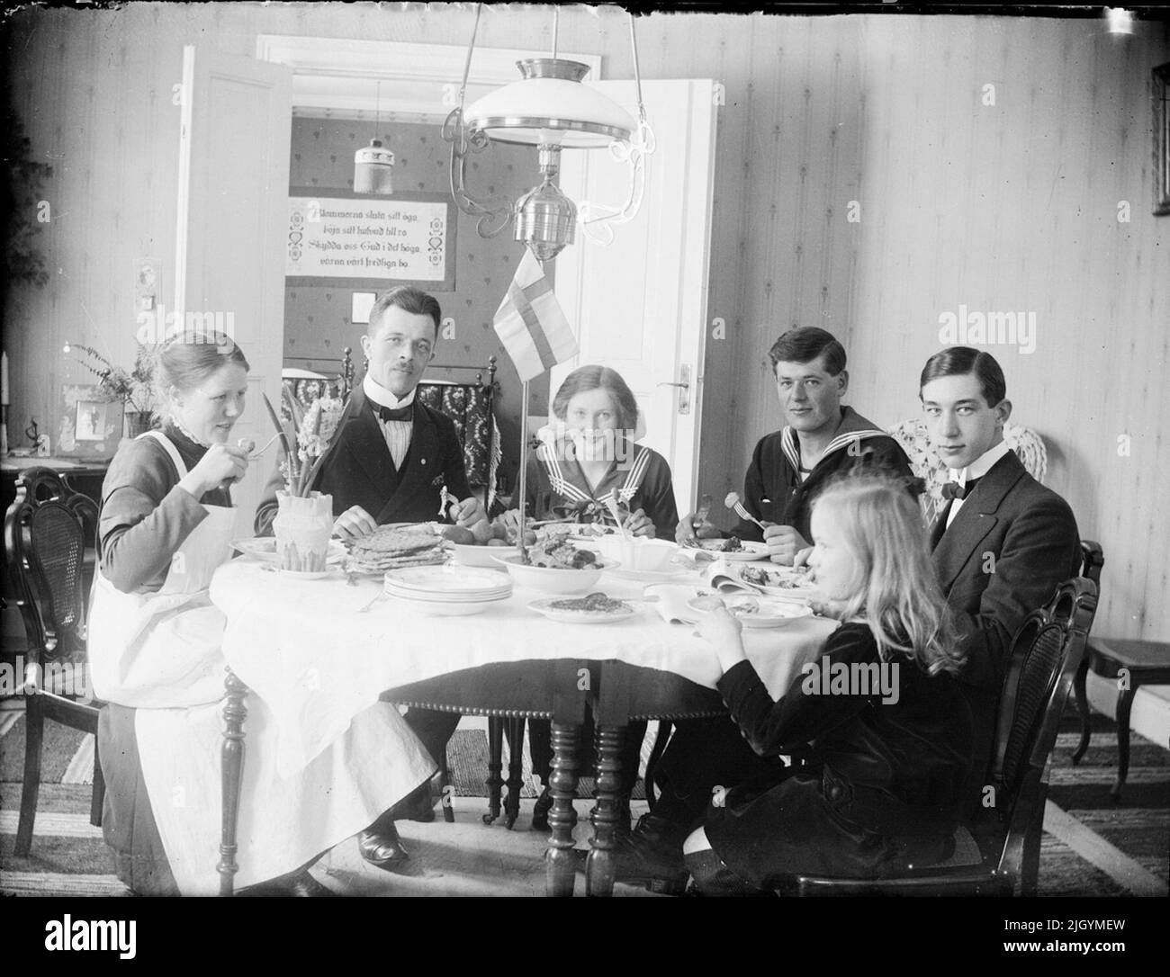 Ruth, Sara, Joseph and Tyra with company at home at the dining table ...
