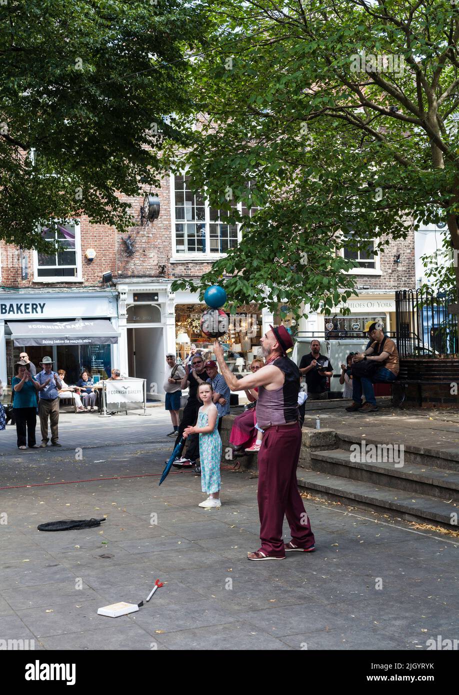 Male street performer hi-res stock photography and images - Alamy