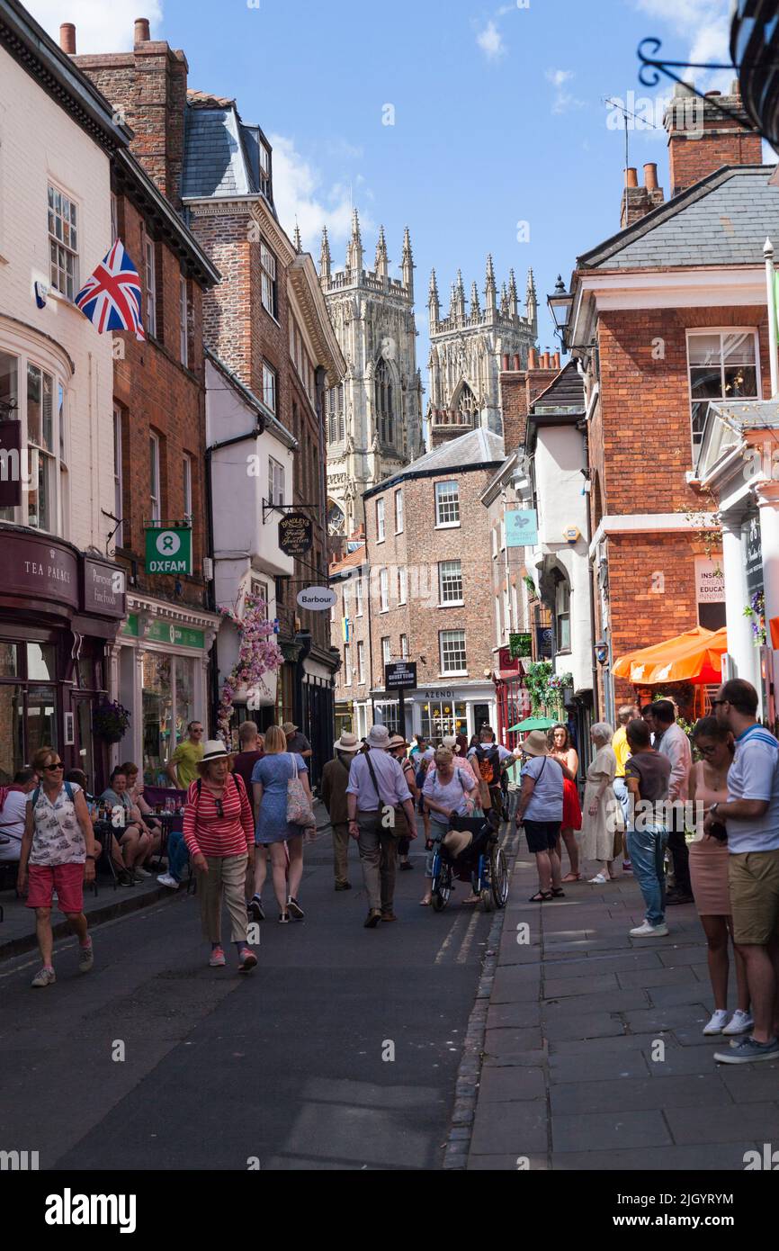 Packed street scene hi-res stock photography and images - Alamy