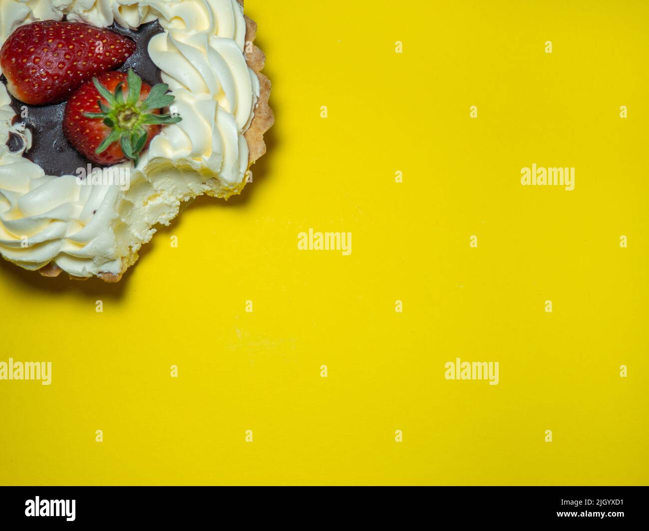Cake with butter cream and strawberries. Cake on a yellow background ...