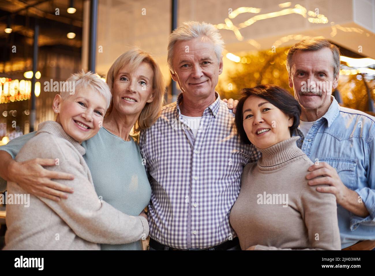 Group friends posing photo hi-res stock photography and images - Alamy