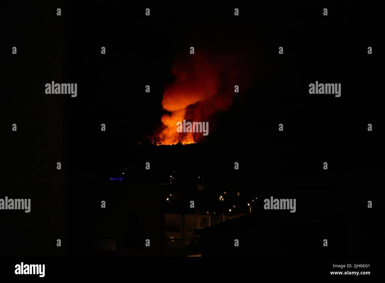 Wildfire in Salir do Porto, Portugal Stock Photo - Alamy