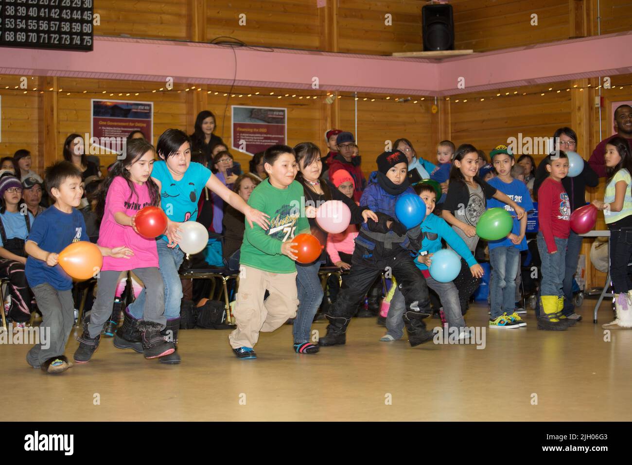 Canada aboriginal children playing hi-res stock photography and images ...